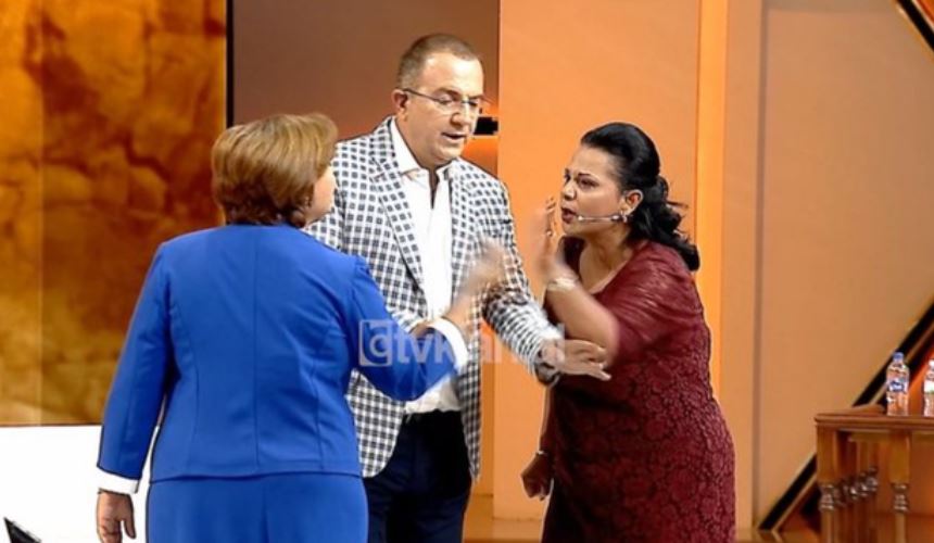 Përleshen kunatat për lekët/ Degradon debati: Të djeg si miu - Gazeta Fjala Përleshen kunatat për lekët/ Degradon debati: Të djeg si miu - Gazeta Fjala