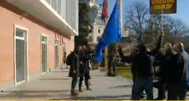 Gati për protestën, demokratët mblidhen para selisë blu - Gazeta Fjala Gati për protestën, demokratët mblidhen para selisë blu - Gazeta Fjala